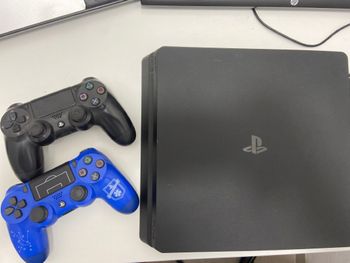 Acheter PS4 slim 500Gb (lecteur CD KO) + 2 manettes