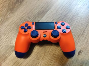 Pirkti Ps4 V2 sunset orange pultelis originalas.su dezute